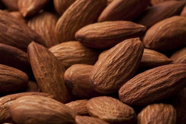 Amêndoa fruta: 40 benefícios, informação nutricional e malefícios | Dr ...